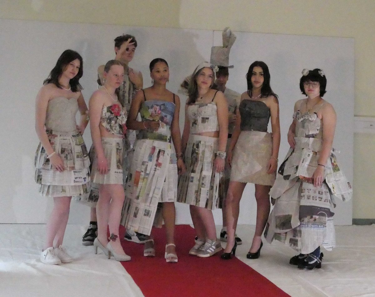 Kreatives Modedesign mit Zeitungspapier in unserer Kunstprofilklasse 9a ...