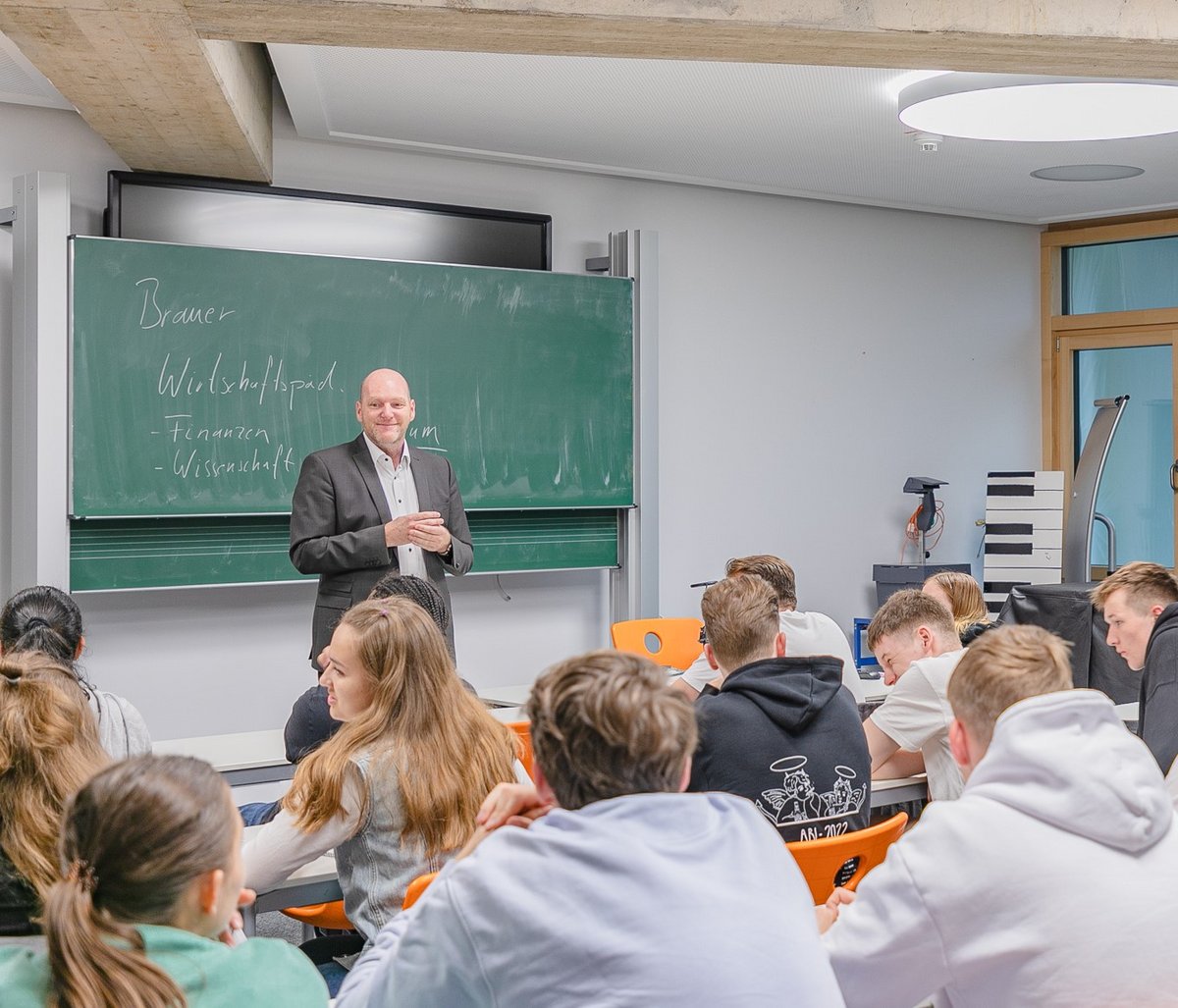 FDP-Landtagsabgeordneter Stephen Brauer zu Besuch an der Schloss-Schule ...